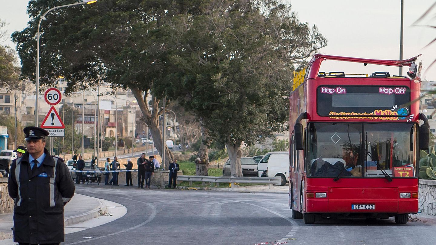 Schweres Busunglück auf Malta: Zwei Touristen getötet, 50 verletzt ...