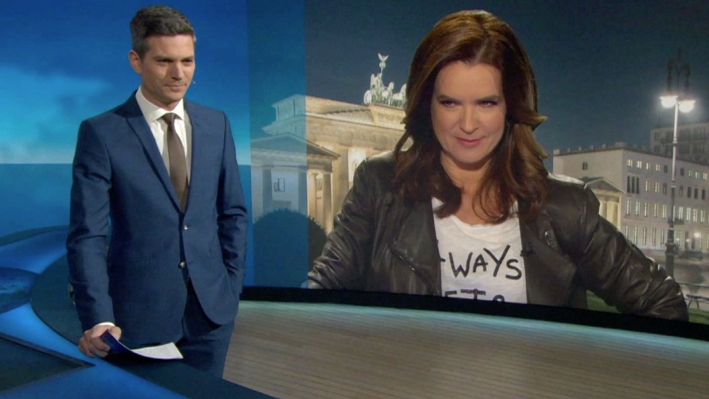 Katarina Witt nimmt Tagesthemen-Moderator Ingo Zamperoni auf den Arm ...