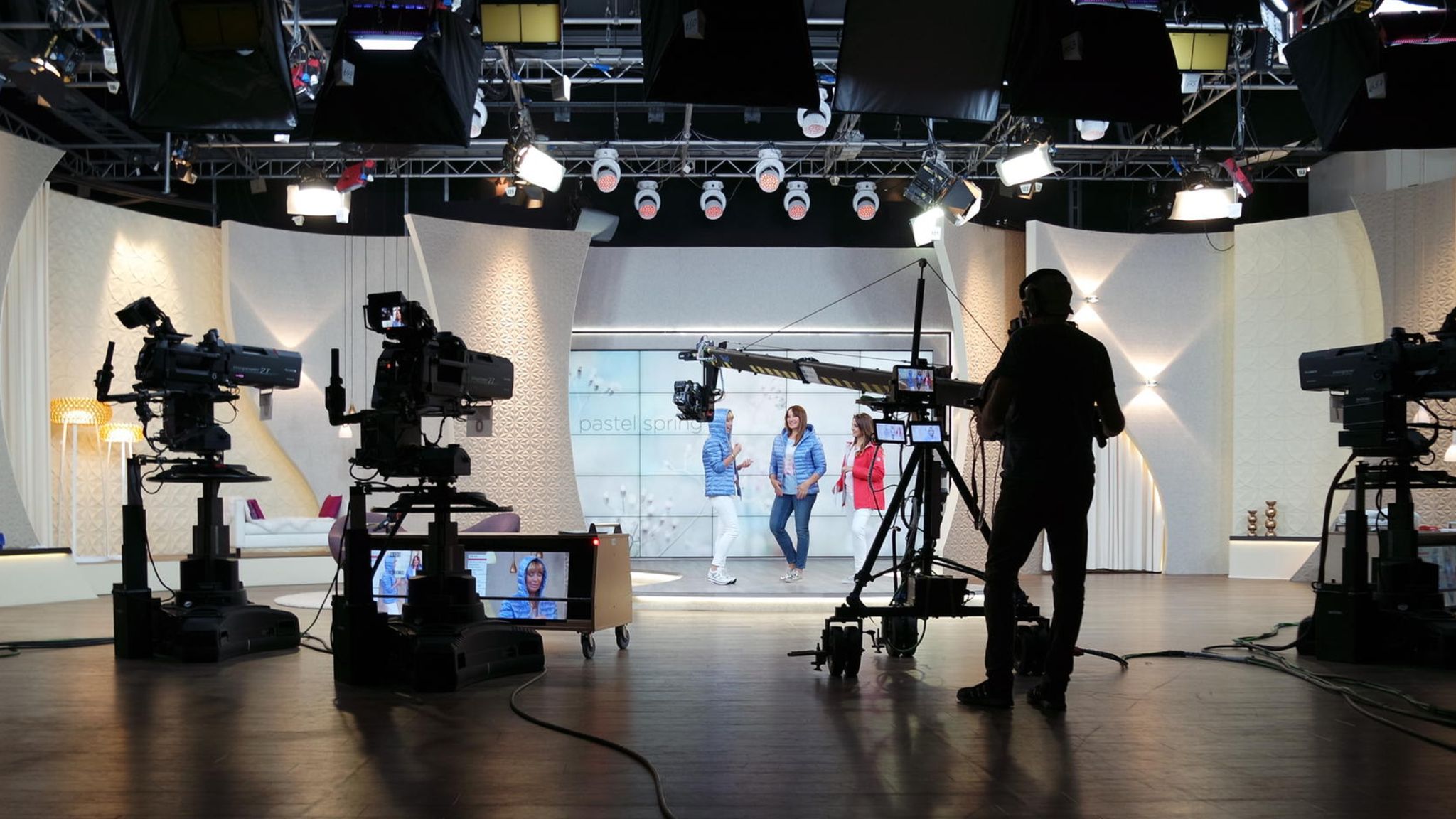 QVC: Hinter den Kulissen des Tele-Shopping-Imperiums | STERN.de