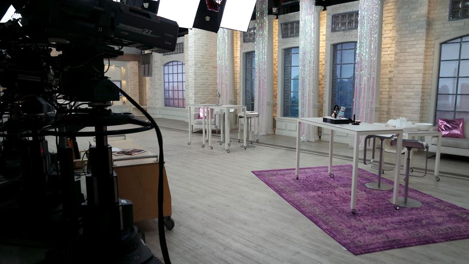 QVC: Hinter den Kulissen des Tele-Shopping-Imperiums | STERN.de