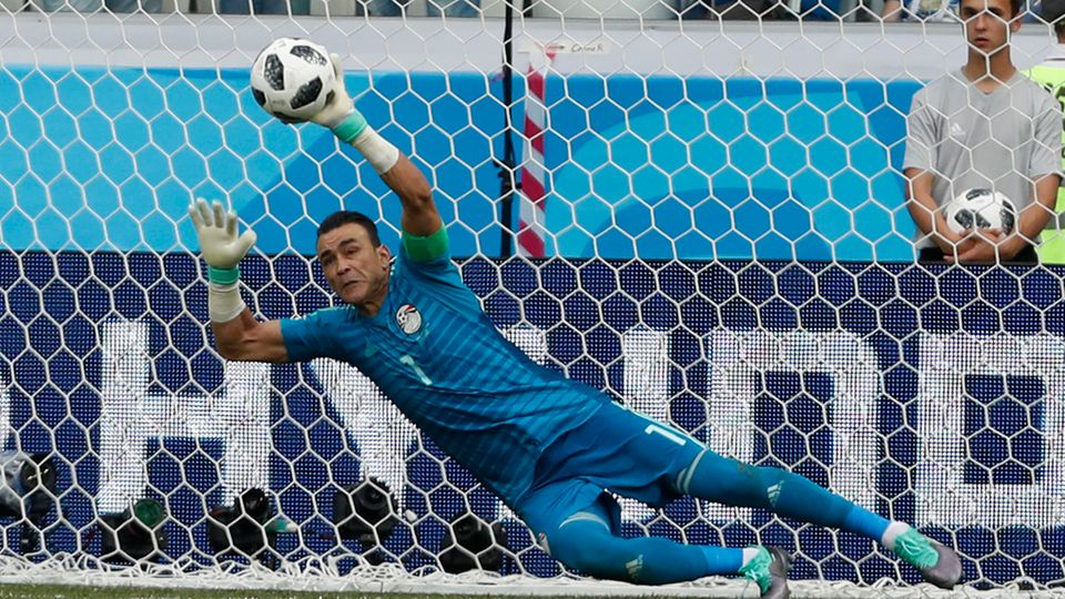 WM 2018 Ägyptens Torwart hält mit 45 Jahren Elfmeter - und ist doch ein ...