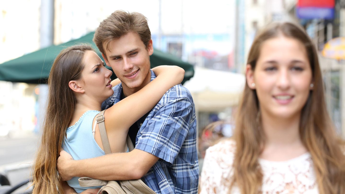 "Distracted Boyfriend"-Meme: Die lustigsten Stockfotos mit dem Kultpaar ...
