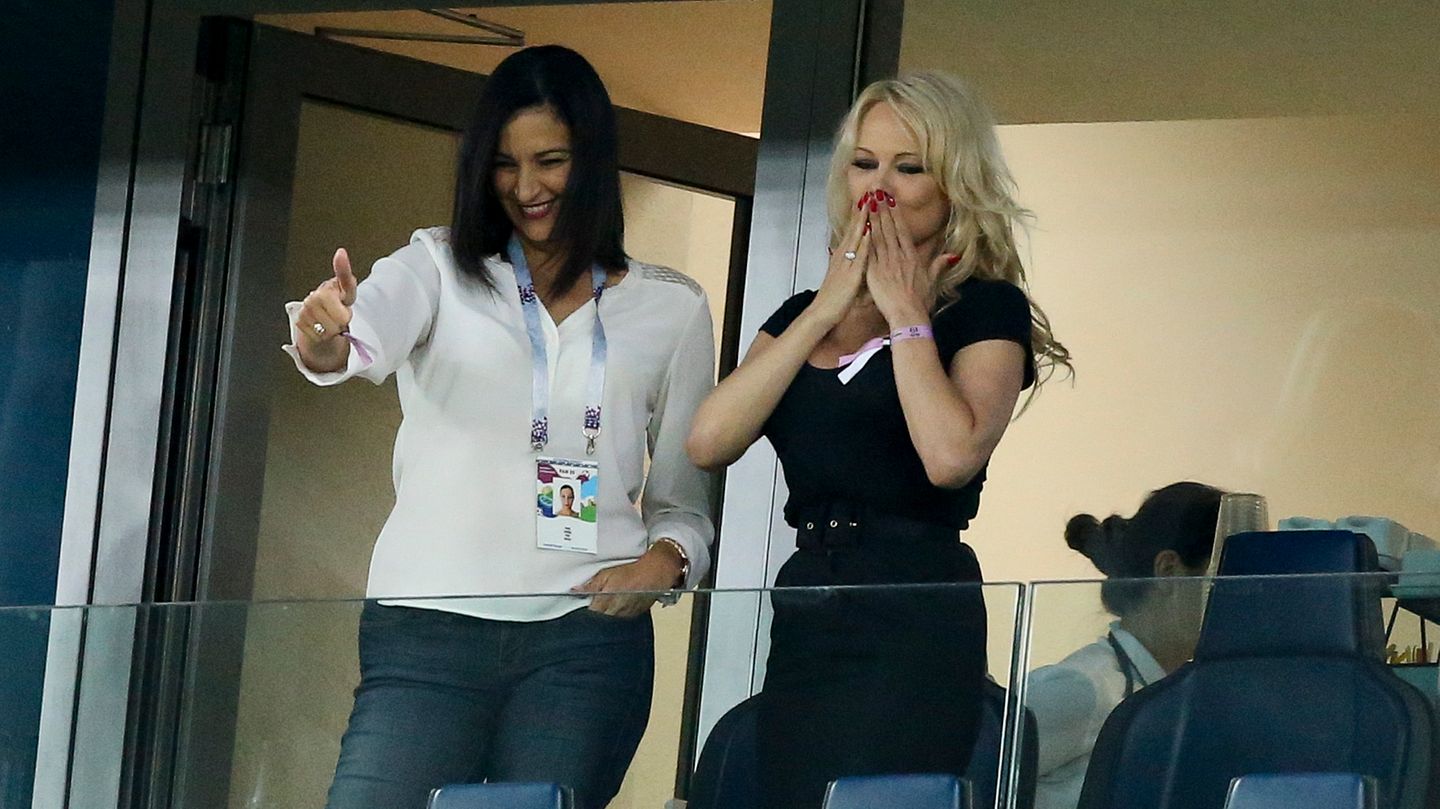 Pamela Anderson feierte den Frankreich-Sieg von der Tribüne | STERN.de