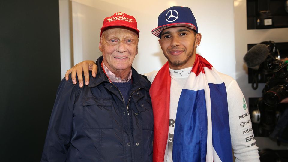 Niki Lauda: Lewis Hamilton unterstützt die Renn-Legende | STERN.de