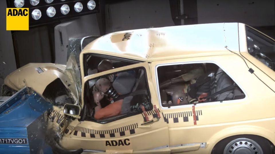 Crashtest: Alt gegen neu – ein VW Golf wird zur Todesfalle | STERN.de
