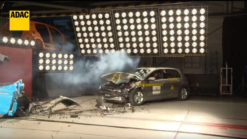 Crashtest: Alt gegen neu – ein VW Golf wird zur Todesfalle | STERN.de