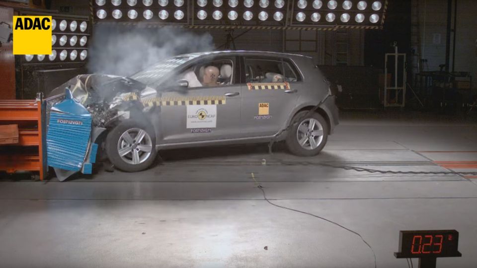 Crashtest: Alt gegen neu – ein VW Golf wird zur Todesfalle | STERN.de
