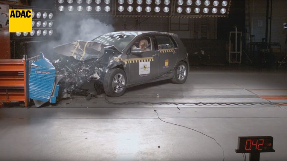 Crashtest: Alt gegen neu – ein VW Golf wird zur Todesfalle | STERN.de