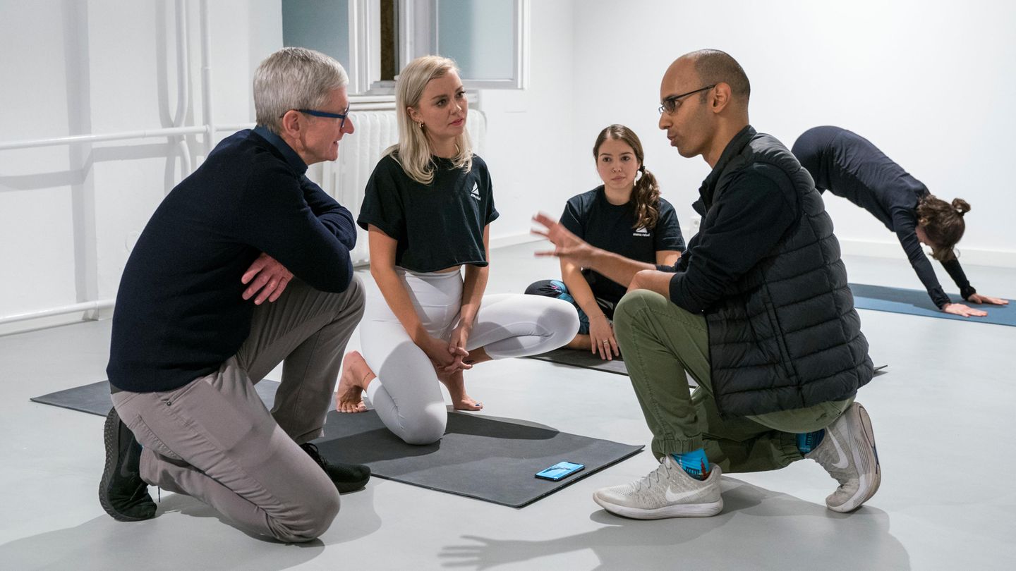 Apple: Warum Tim Cook in Berlin ausgerechnet bei Yoga-Pionieren ...