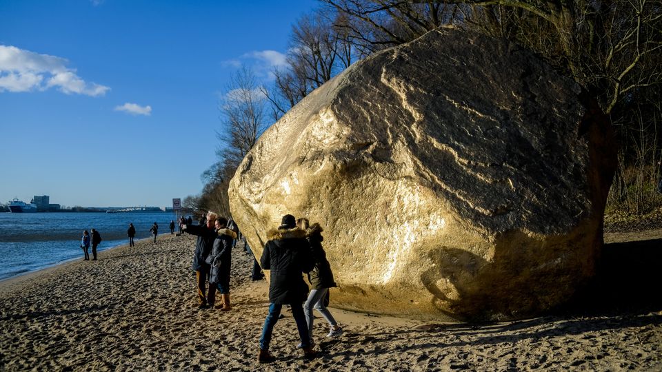 Goldener Elbstrand-Findling in Hamburg: Der Lack ist wieder ab | STERN.de