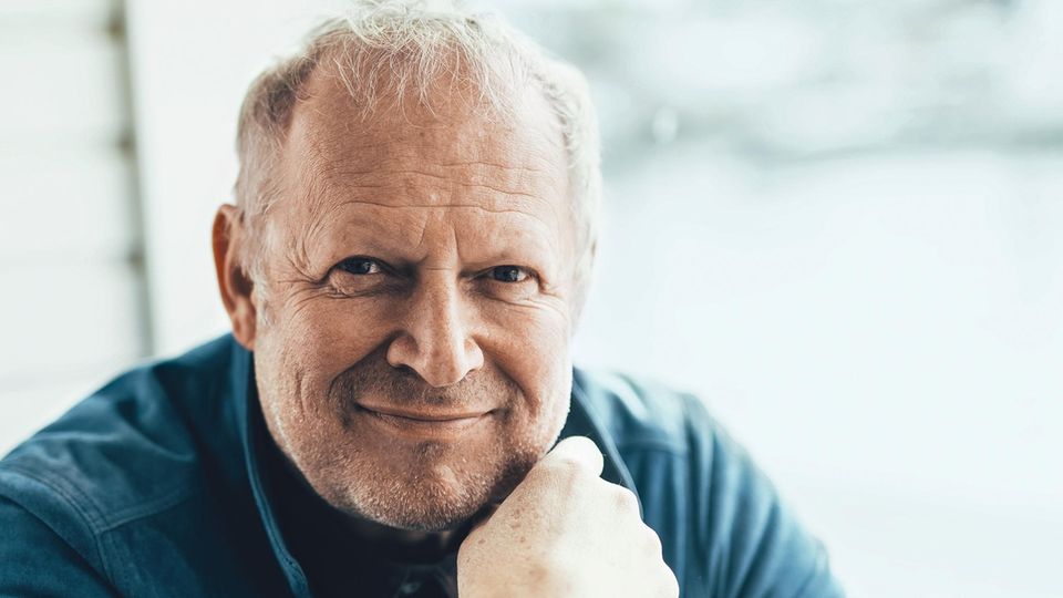 Axel Milberg spricht über seine Kindheit und seinen Roman | STERN.de