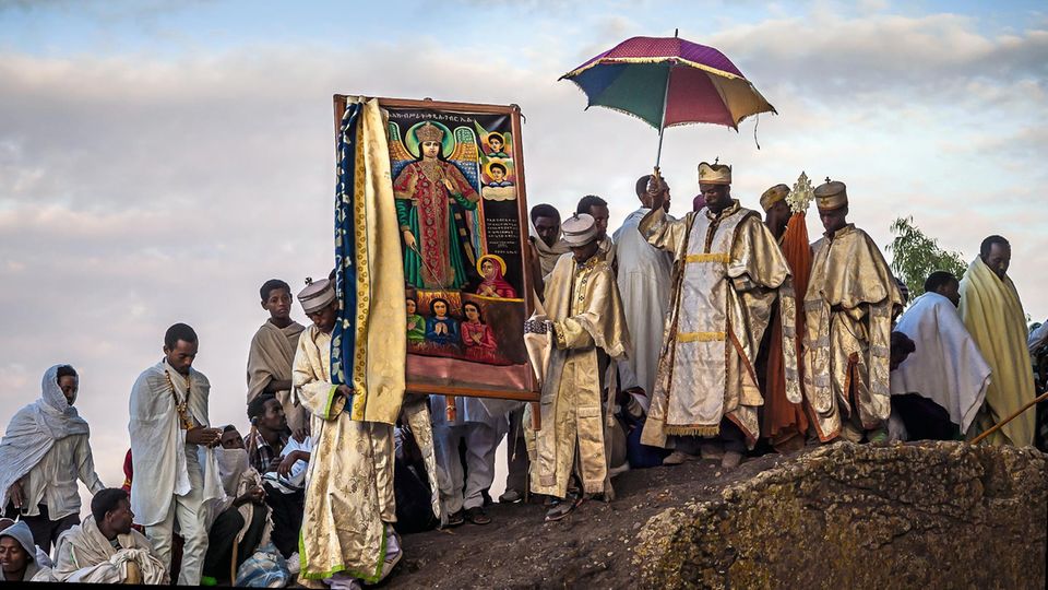Pilger in aller Welt: Bilder voller Würde und Hingabe von Chris Roche ...