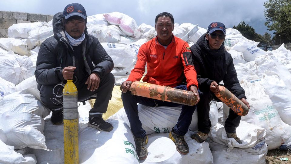 Mount Everest: Stau auf dem Gipfelgrat fordert elftes Todesopfer | STERN.de