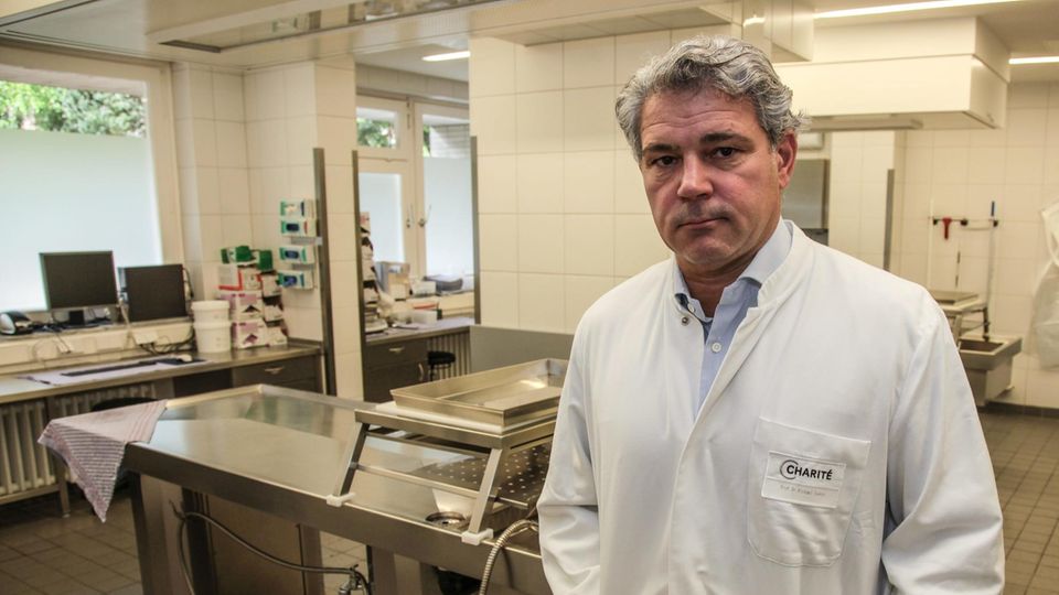 Michael Tsokos' neues Buch: kurzweilige Nachhilfe für Hobby-Detektive ...