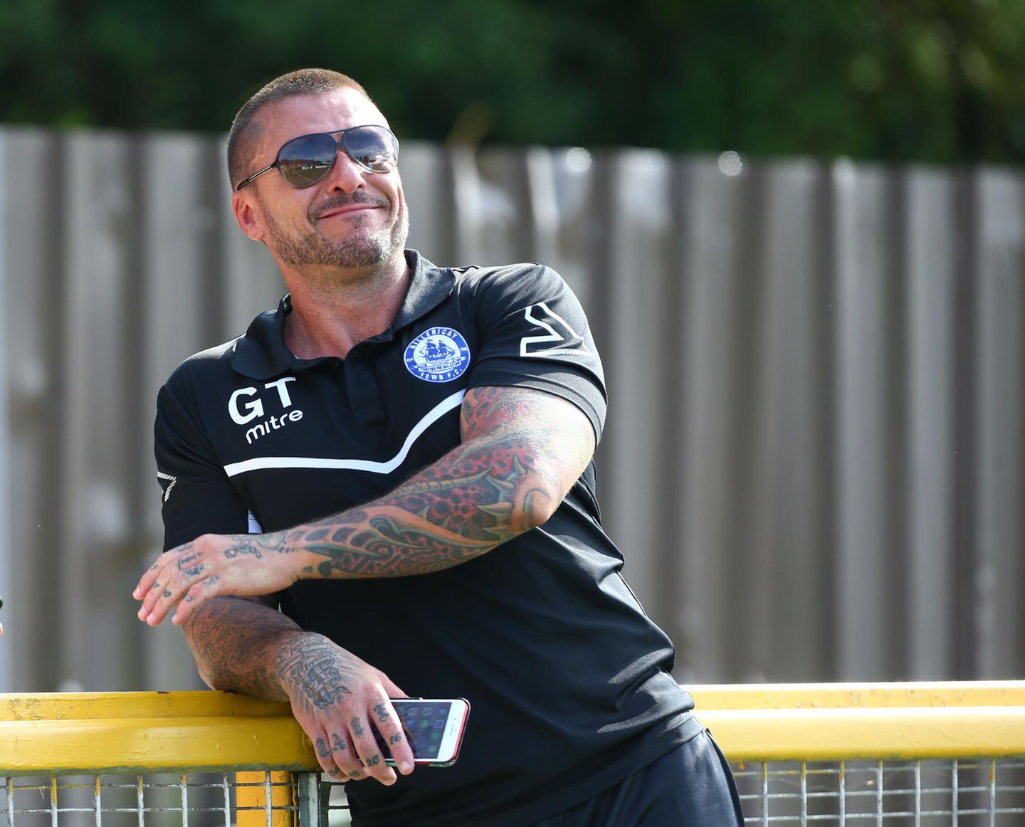 Glenn Tamplin kauft Fußballklub, schmeißt alle raus und macht sich zum ...