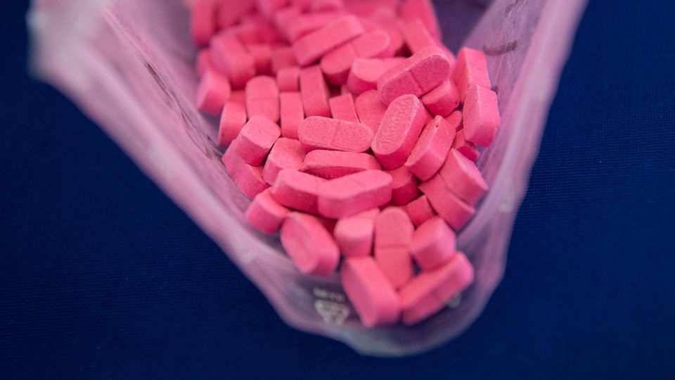 "MDMA schafft einen Zugang" - Therapeuten testen Ecstasy bei Trauma ...