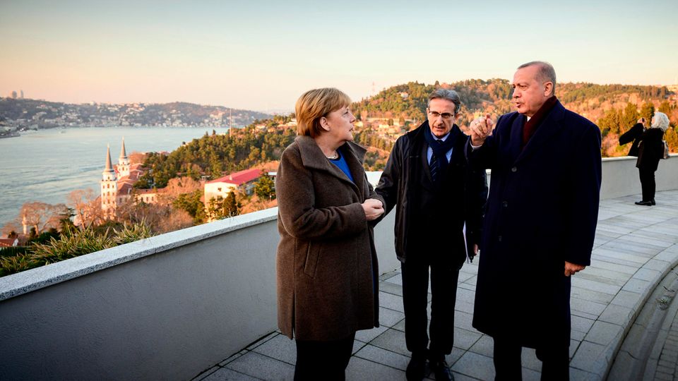 Angela Merkel trifft Erdogan: Viele freundliche Worte, kein Problem ...