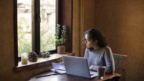 Ohne Arme geboren: Sarah Talbi meistert ihren Alltag nur mit den Füßen ...