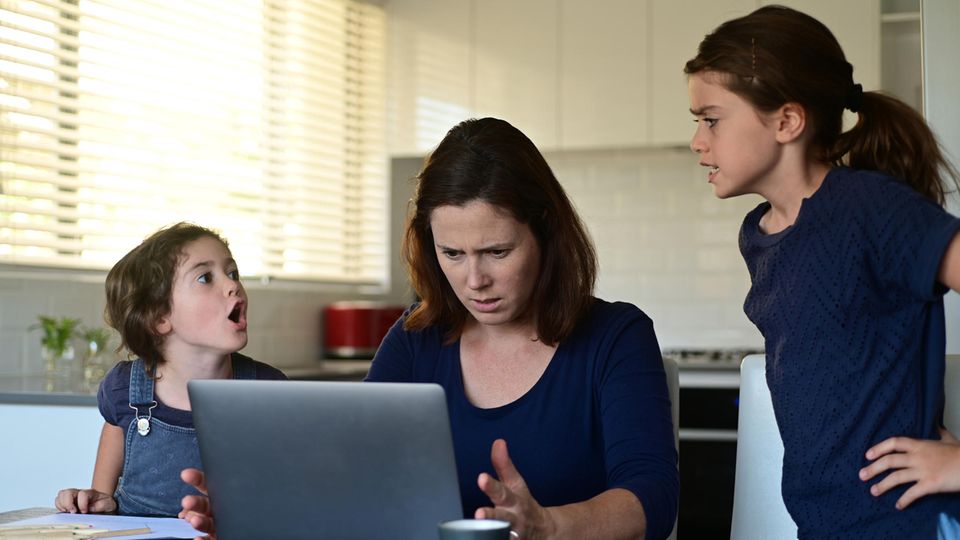 Corona aktuell: Wütende Eltern protestieren unter #CoronaEltern | STERN.de