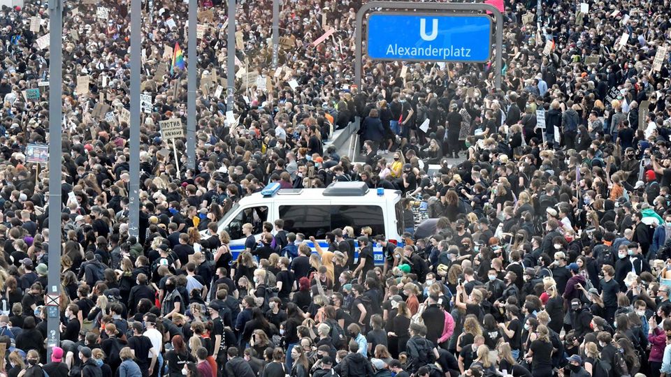 Anti-Rassismus-Demos: Ausschreitungen in Hamburg und Berlin | STERN.de Anti-Rassismus-Demos: Ausschreitungen in Hamburg und Berlin | STERN.de