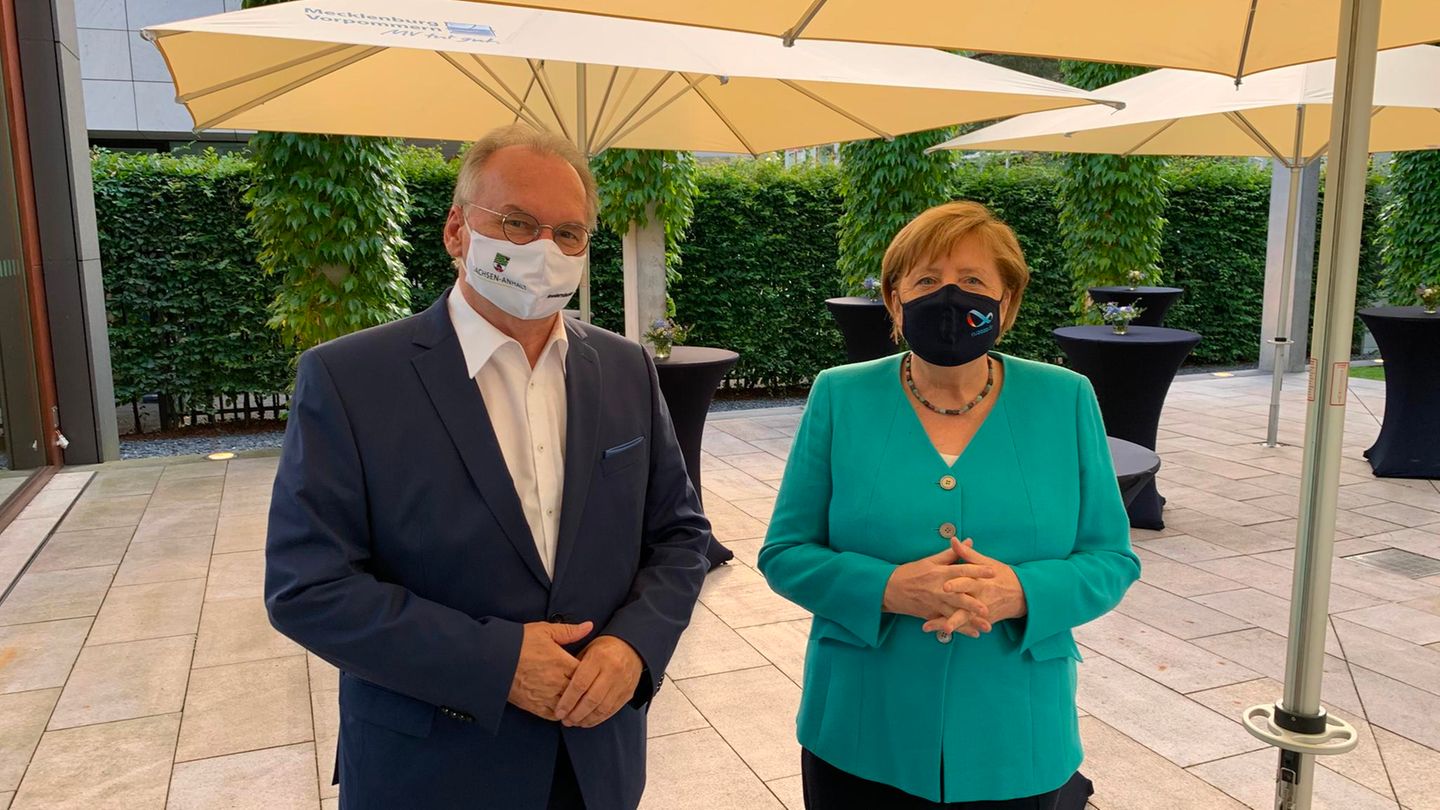 News im Video: Angela Merkel zeigt sich erstmals öffentlich mit Maske ...