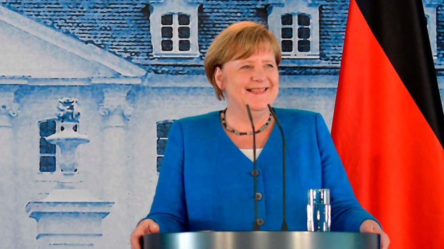 Video: Merkel reagiert mit Humor auf Handyklingeln bei Pressekonferenz ...