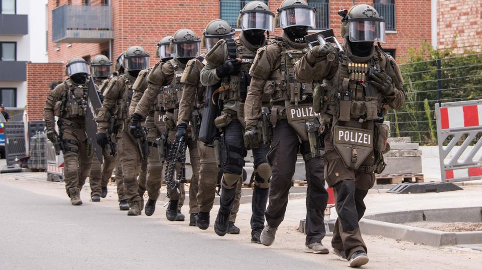 Video: Camilla verteilt Paddington Bären | STERN.de