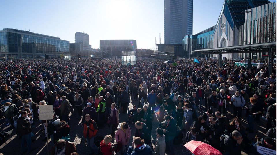 Leipzig: "Querdenken"-Demo mit mehreren Tausend Teilnehmern gestartet ...